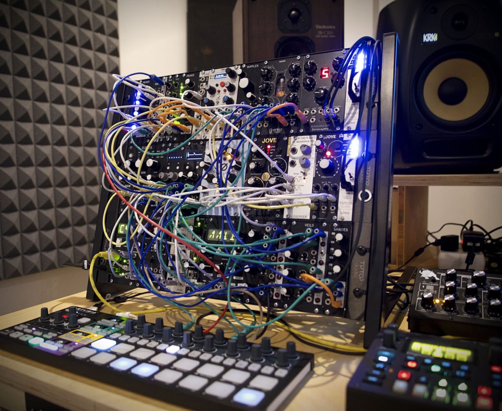 Violente bassline avec Floating Prism sur "Vision" - Riptide Mag