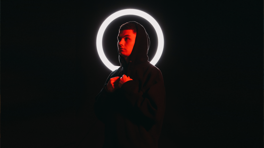 Quelques mots de Nezzy sur son nouveau single, Snowfall. - Riptide Mag