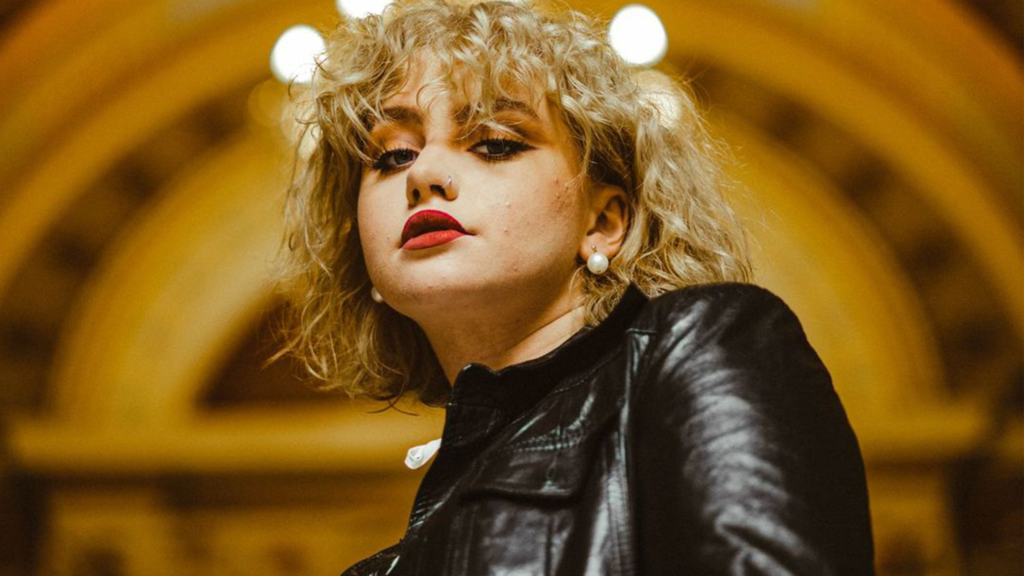 Ellur nous rend complètement accro avec “Burn It All Down” - Riptide Mag