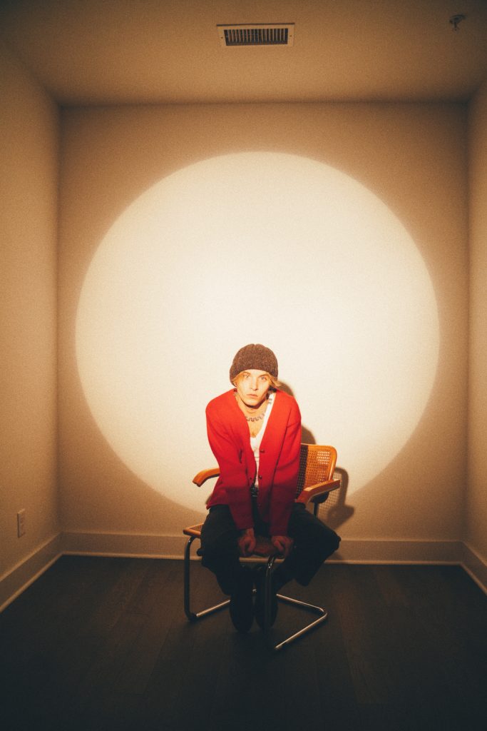 Elephant in the Room : Le nouveau single bouleversant de Rowan Drake