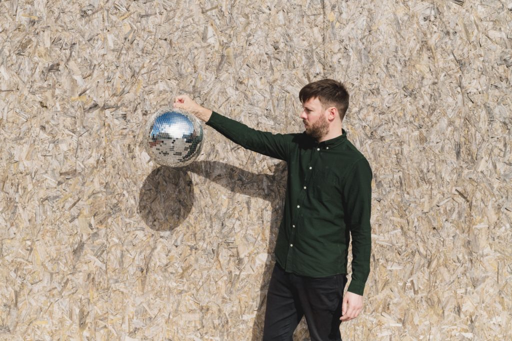 Louis La Roche - Colours : Un nouveau single rétro-décontracté