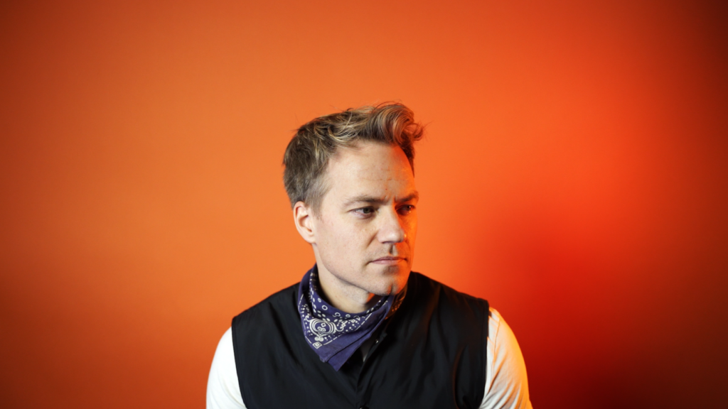 Émotions à vif : L'album rock émo de Dustin Mckamie, 'A Good Man Down'