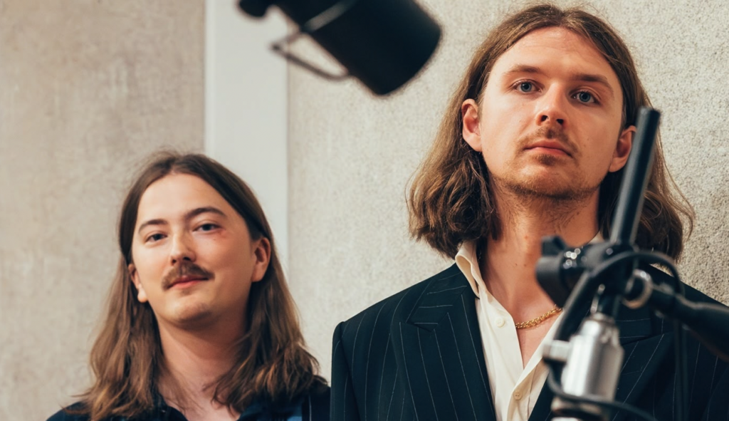 Tomode met le feu à nos playlists avec 'Fire on the Hill' ! - Riptide Mag