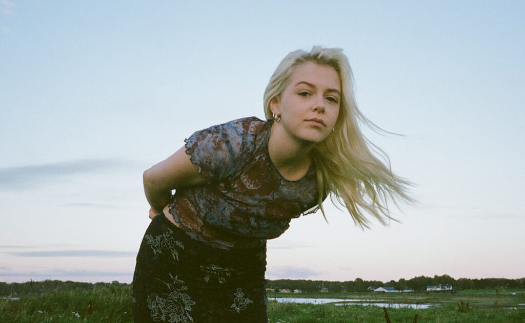 JOA souffle la bienveillance dans son nouveau single "A Little Kinder"